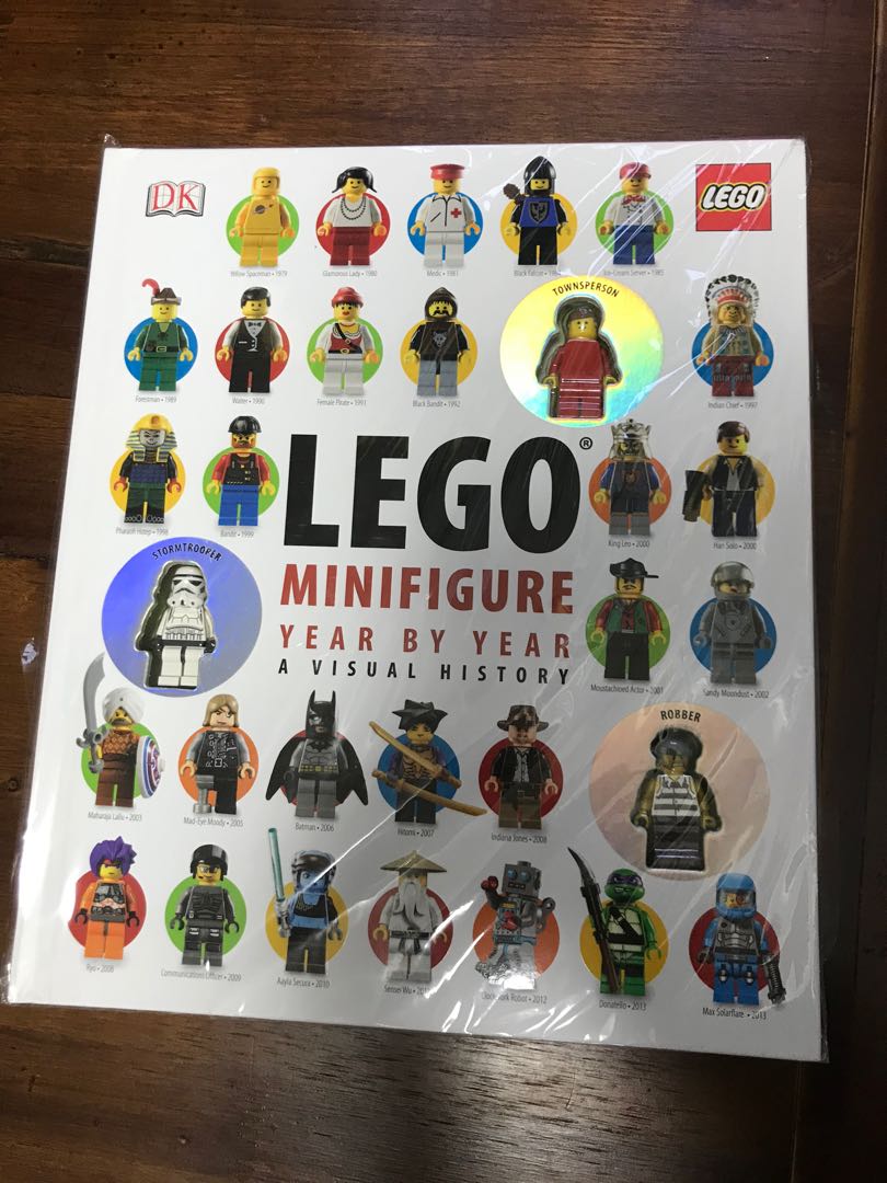 LEGO Minifigure Year by Year: A Visual History, 興趣及遊戲, 書本 & 文具, 小說 & 故事書 - Carousell