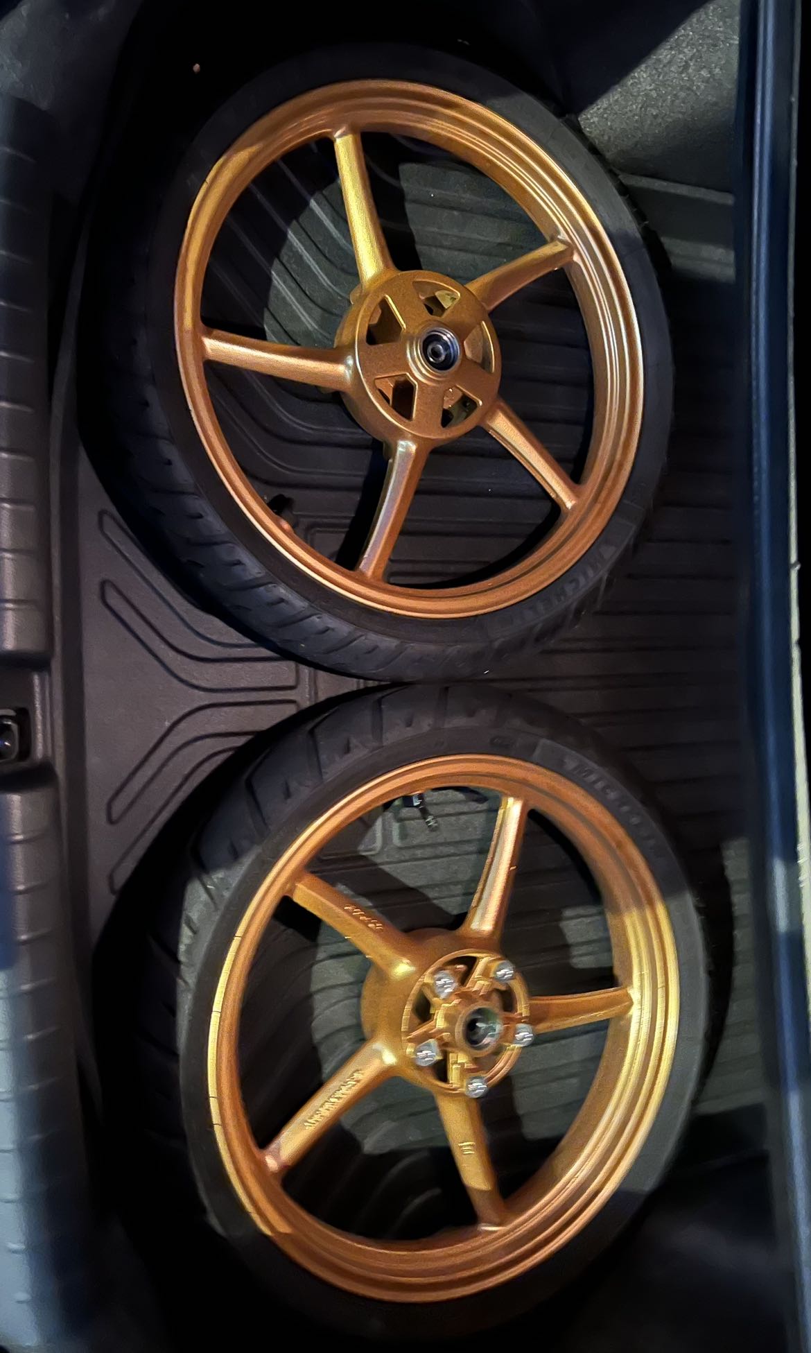 Rim rcb sp511 gold siap tayar michelin, Motorbikes on Carousell