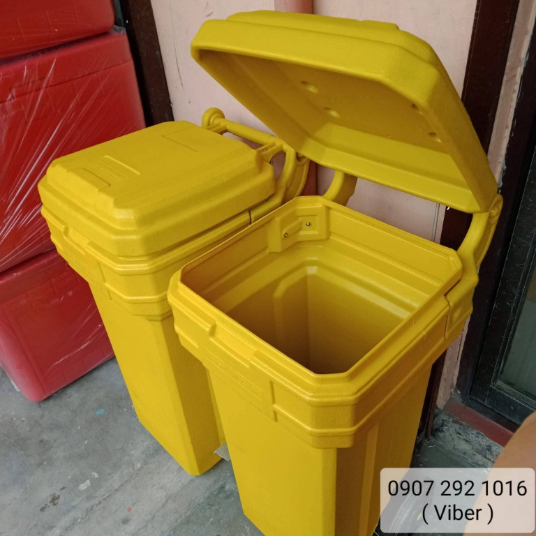 Roller king trash bin w/wheels 9, Furniture & Home Living, Cleaning ...