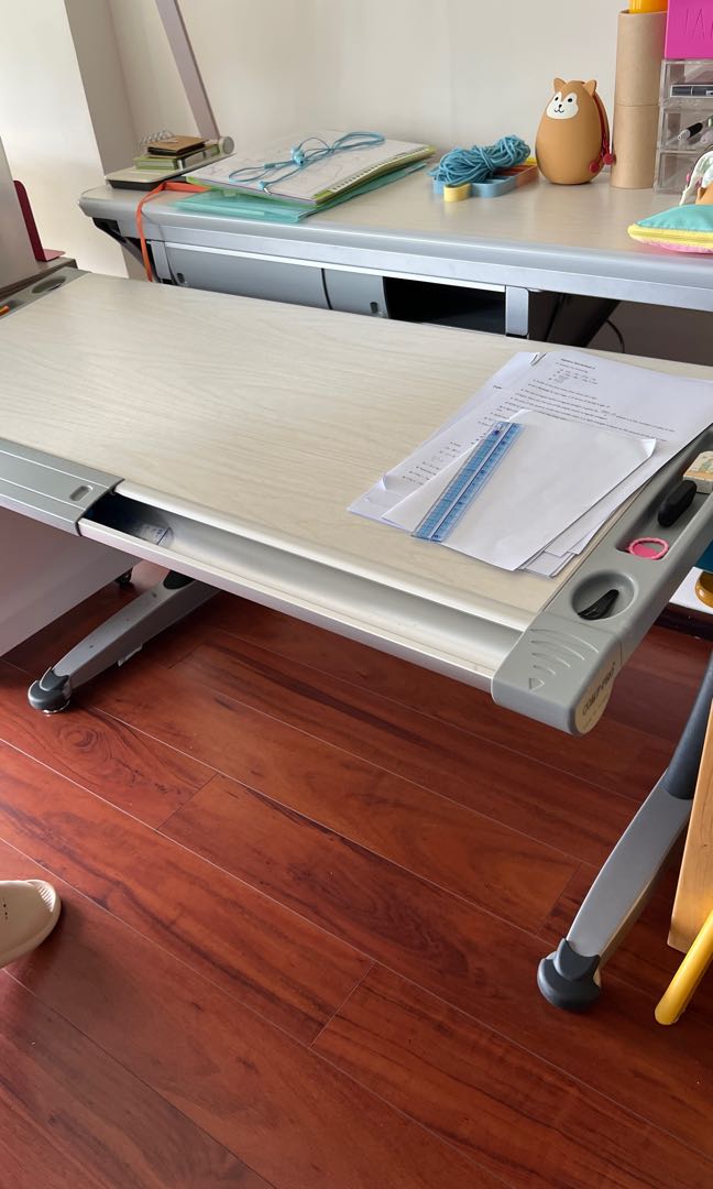 Comf- Pro adjustable study desk, 兒童＆孕婦用品, 兒童傢具, 兒童傢具 - 桌子及椅子 - Carousell