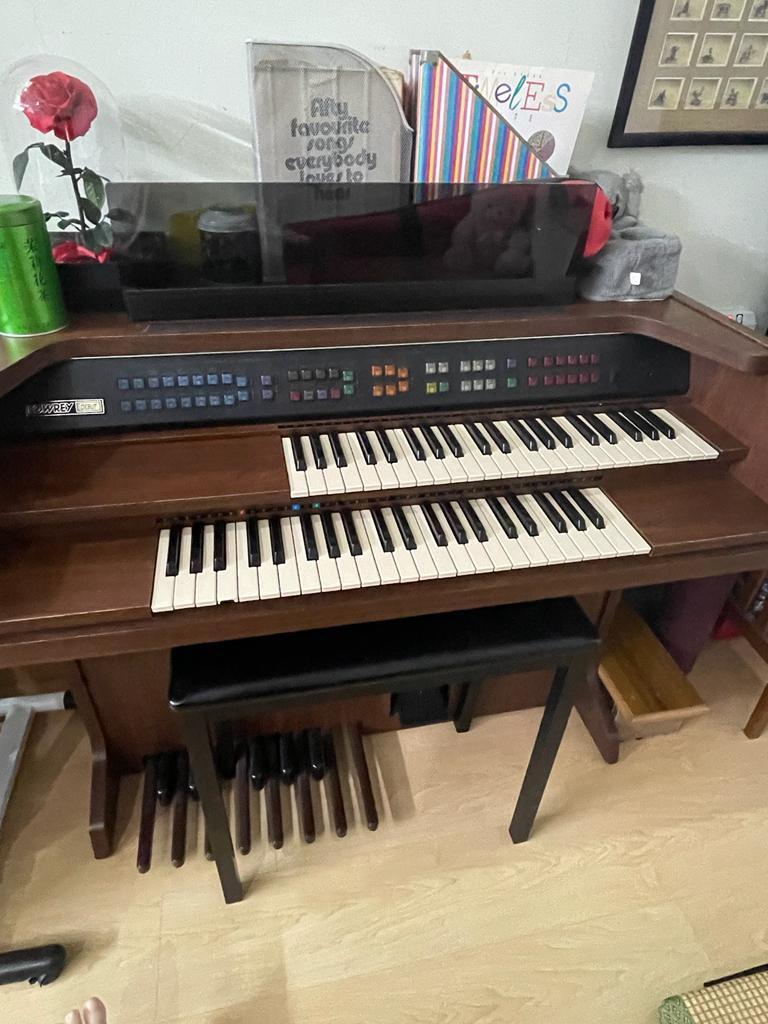 LOWREY Organ DEBUT with free delivery, Hobbies & Toys, Music & Media ...