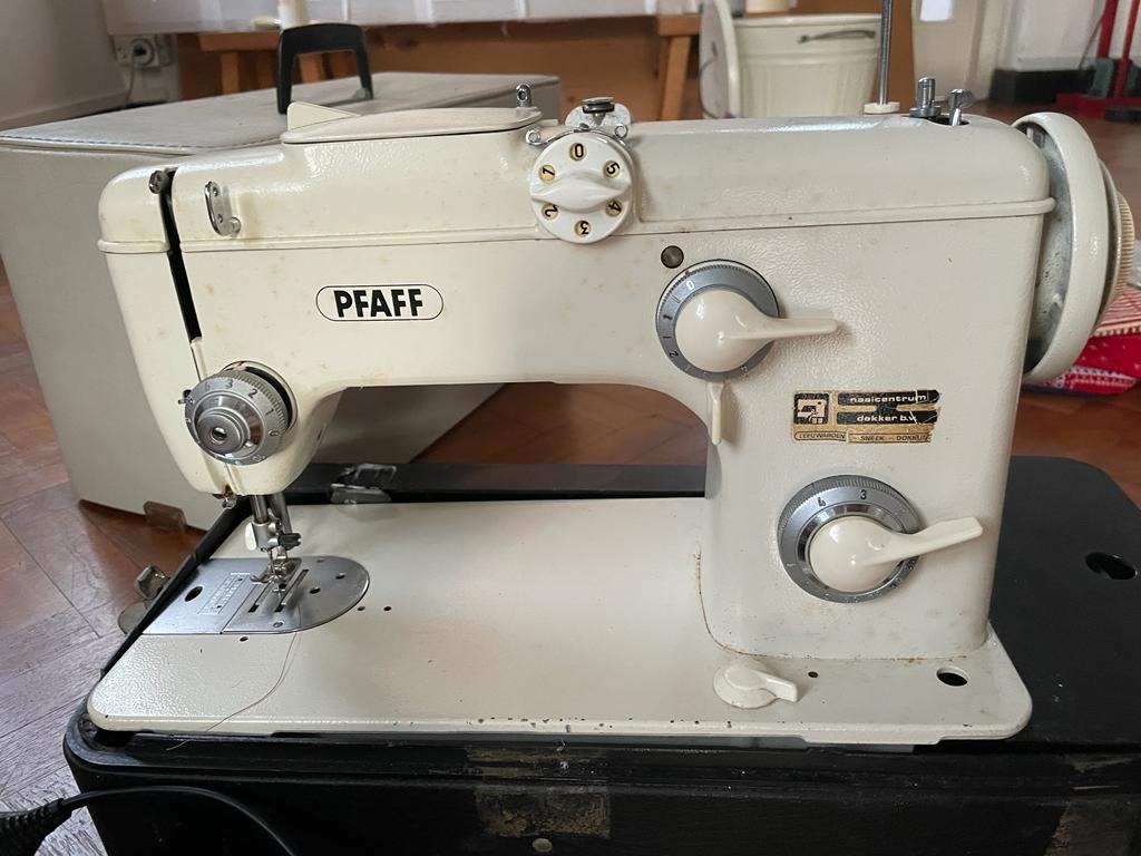 PFAFF 260 HEAVY DUTY MECHANICAL SEWING MACHINE , Hobbies & Toys ...