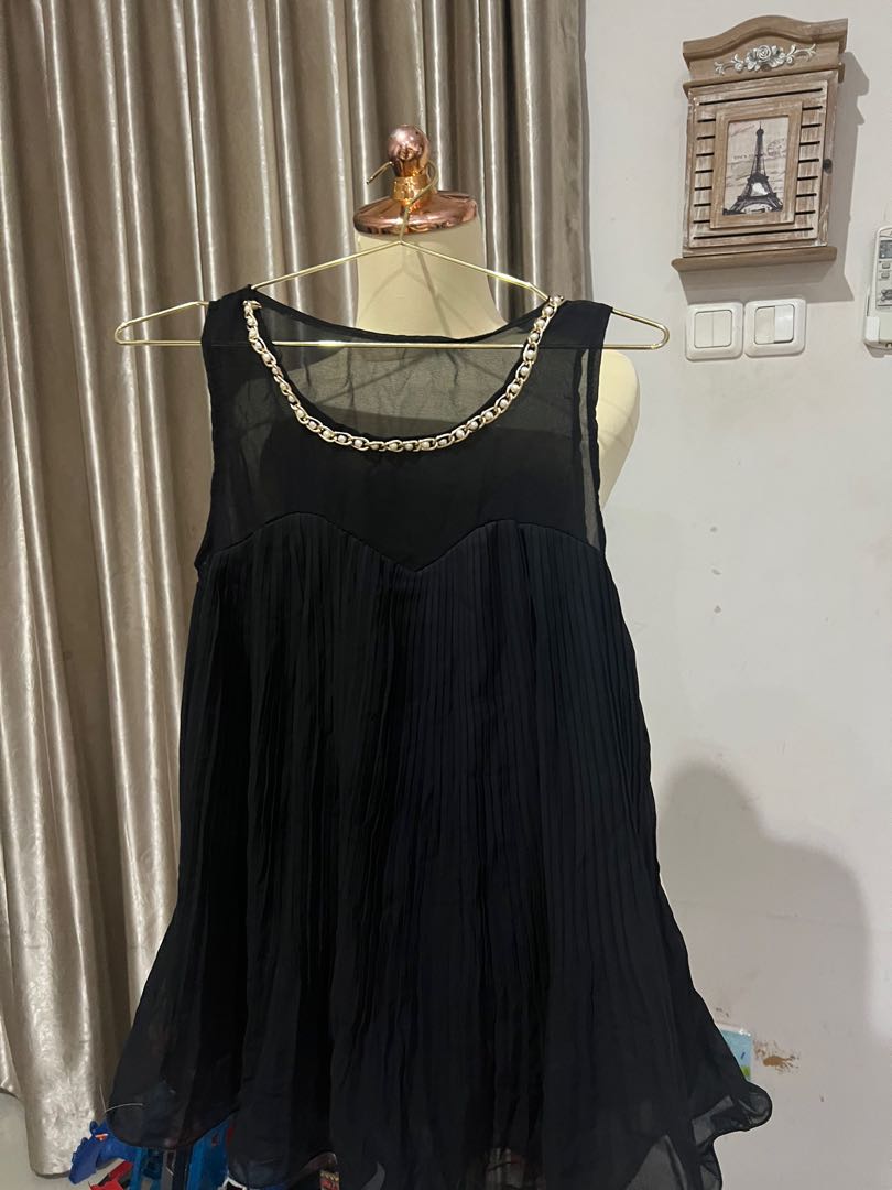 Top hitam sifon rantai gold #pilihpreloved, Fesyen Wanita, Pakaian ...