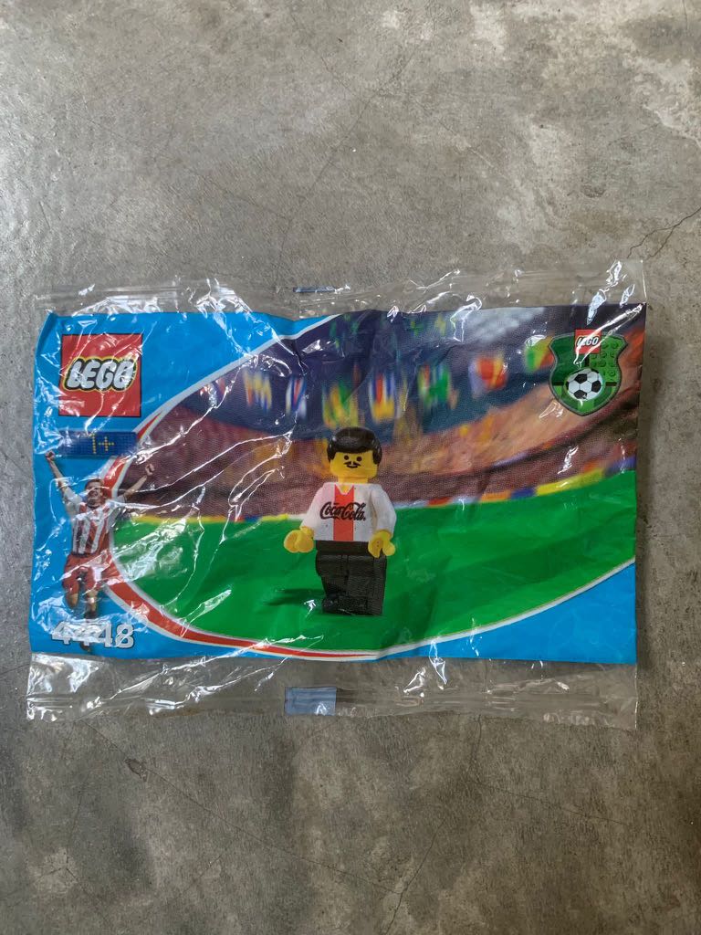 LEGO Set 4448 - Defender 3 Coca- cola mini figure polybag, Hobbies ...