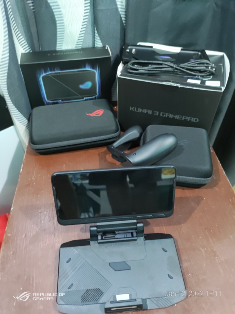 Asus ROG Kunai v3 gamepad and Twinview Dock 3 bundle, Video Gaming ...