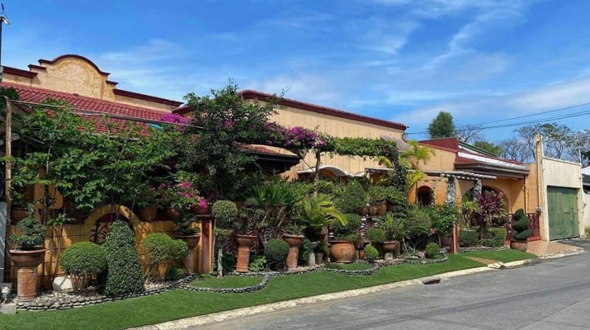 FOR SALE: Well Maintained Bungalow House with Swimming Pool in Bf Homes ...