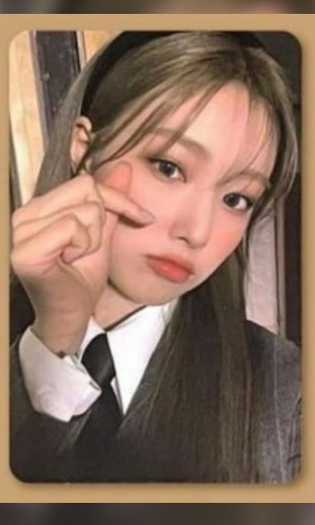 hyewon heart finger, Hobbies & Toys, Memorabilia & Collectibles, K-Wave on Carousell