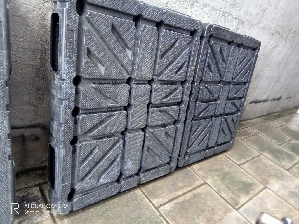 PLASTIC PALLET, Commercial & Industrial, Construction Tools & Equipment ...