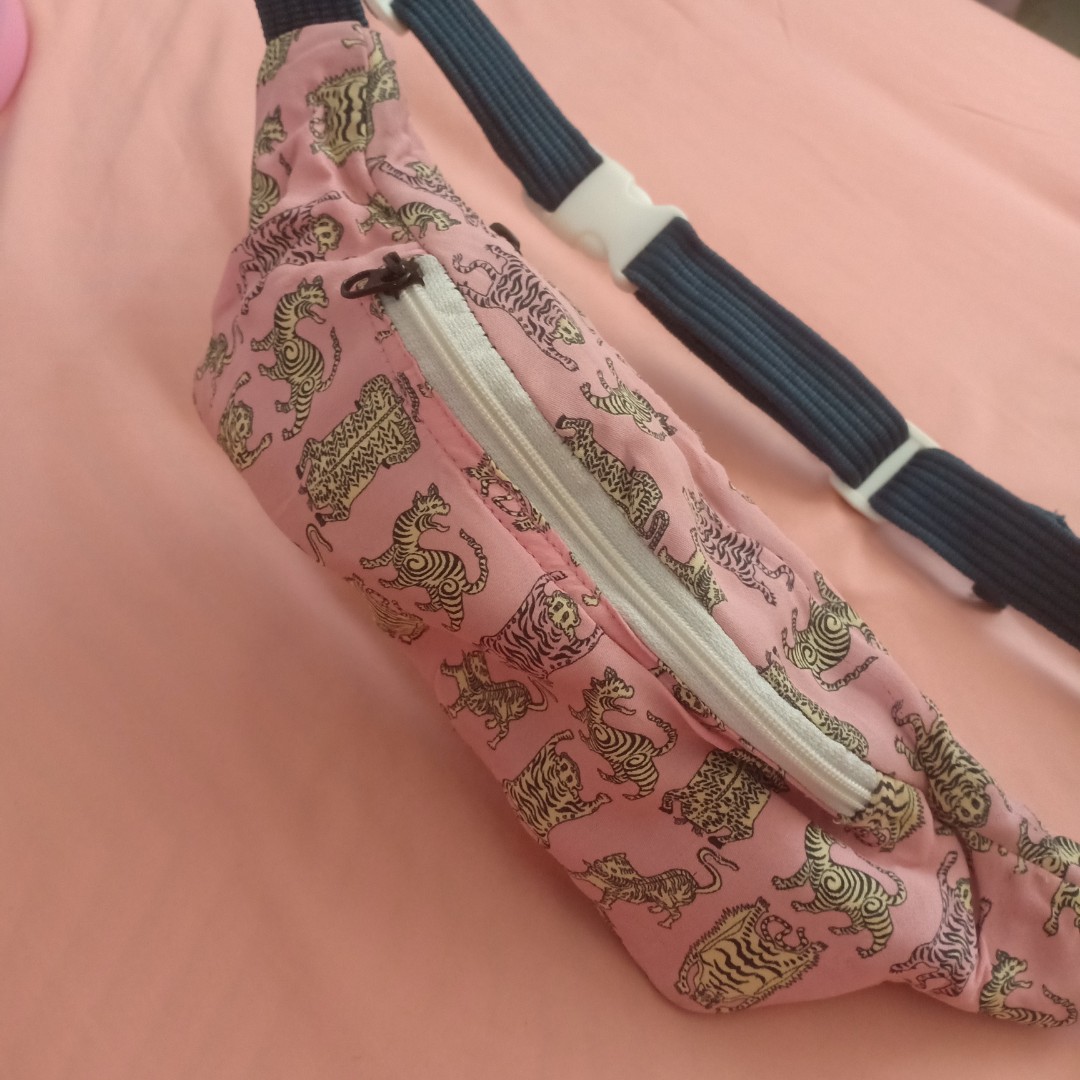 Tas pattern macan pink waist bag ukuran dewasa, Fesyen Wanita, Tas ...