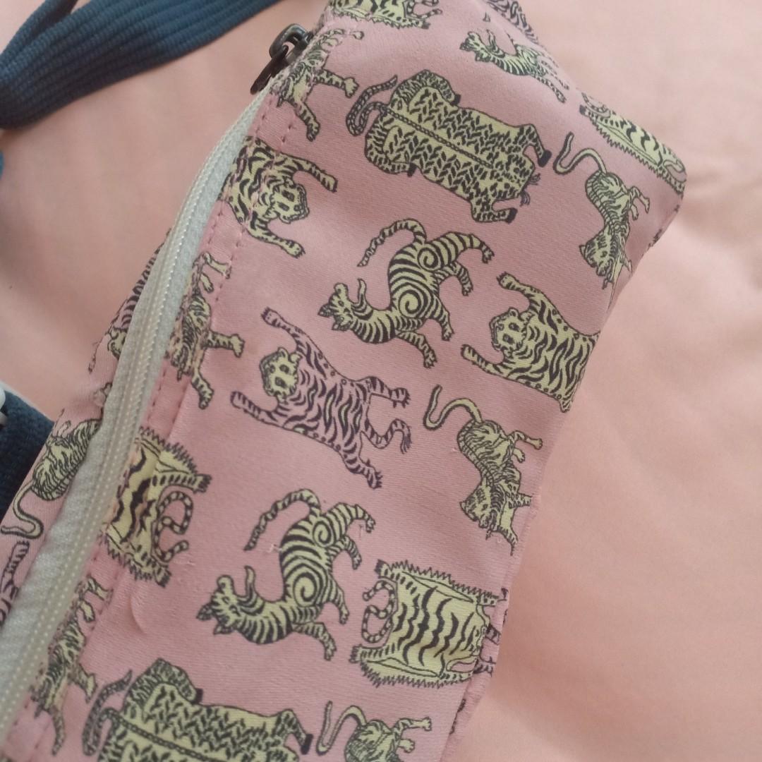 Tas pattern macan pink waist bag ukuran dewasa, Fesyen Wanita, Tas ...