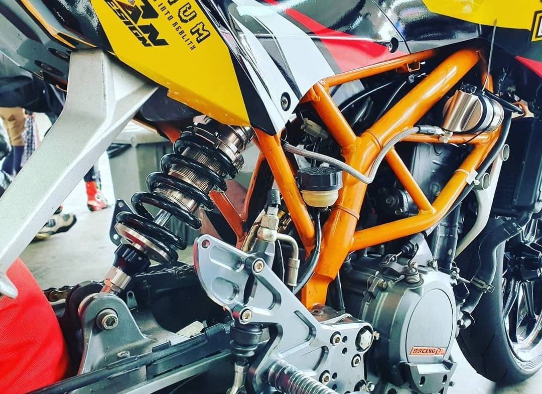 Ktm duke rc 200 390 suspension JDS Ohlins, Motorcycles, Motorcycle Accessories on Carousell
