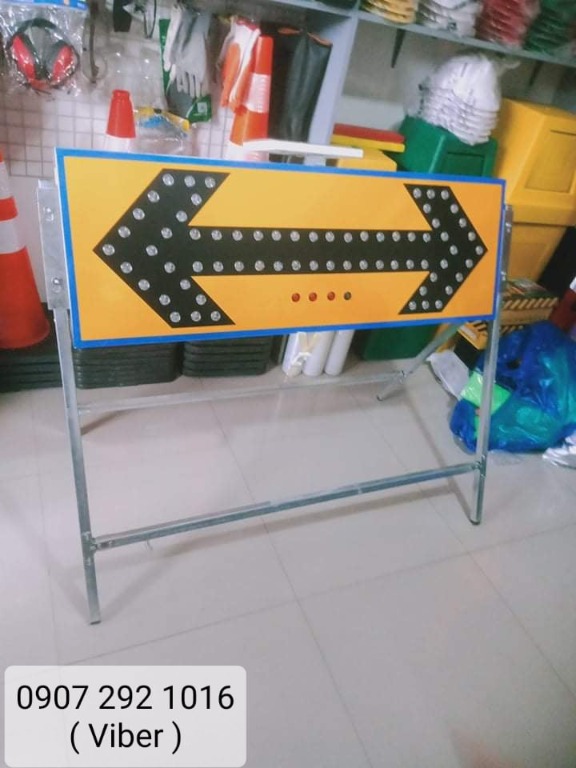 Solar light arrow board 21, Commercial & Industrial, Construction ...
