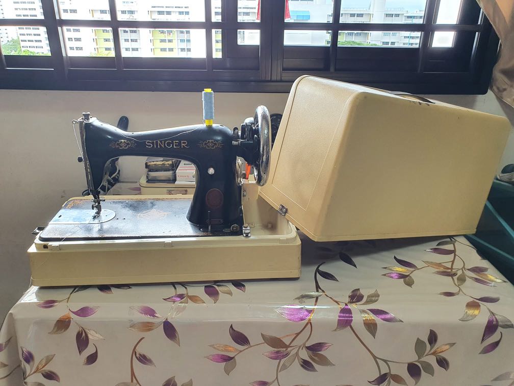 Singer Sewing machine portable compact easy carry on Vintage, Hobbies ...