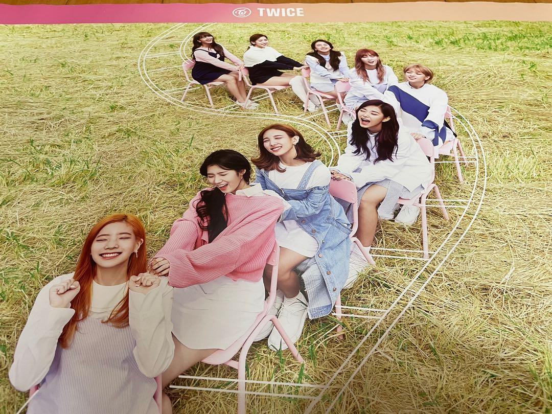 TWICE 官方海報 TWICE 團體海報 二手TWICE海報 （超商取貨只能摺疊寄送）, 書籍、休閒與玩具, 收藏、紀念品, K-Pop在旋轉拍賣