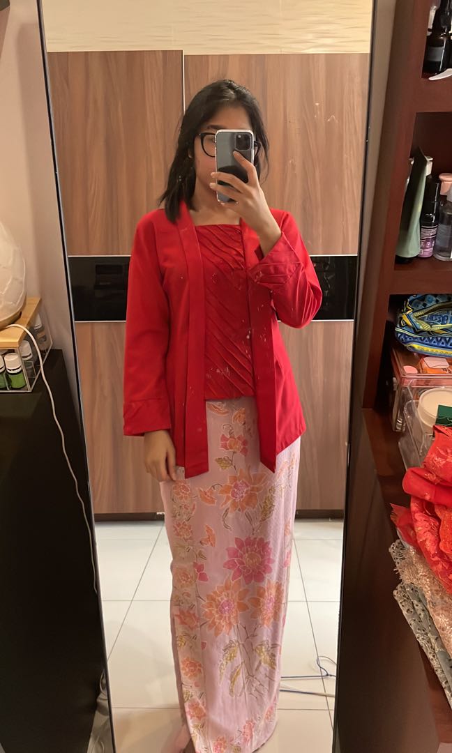 Kutu baru merah new, Fesyen Wanita, Pakaian Wanita, Atasan di Carousell