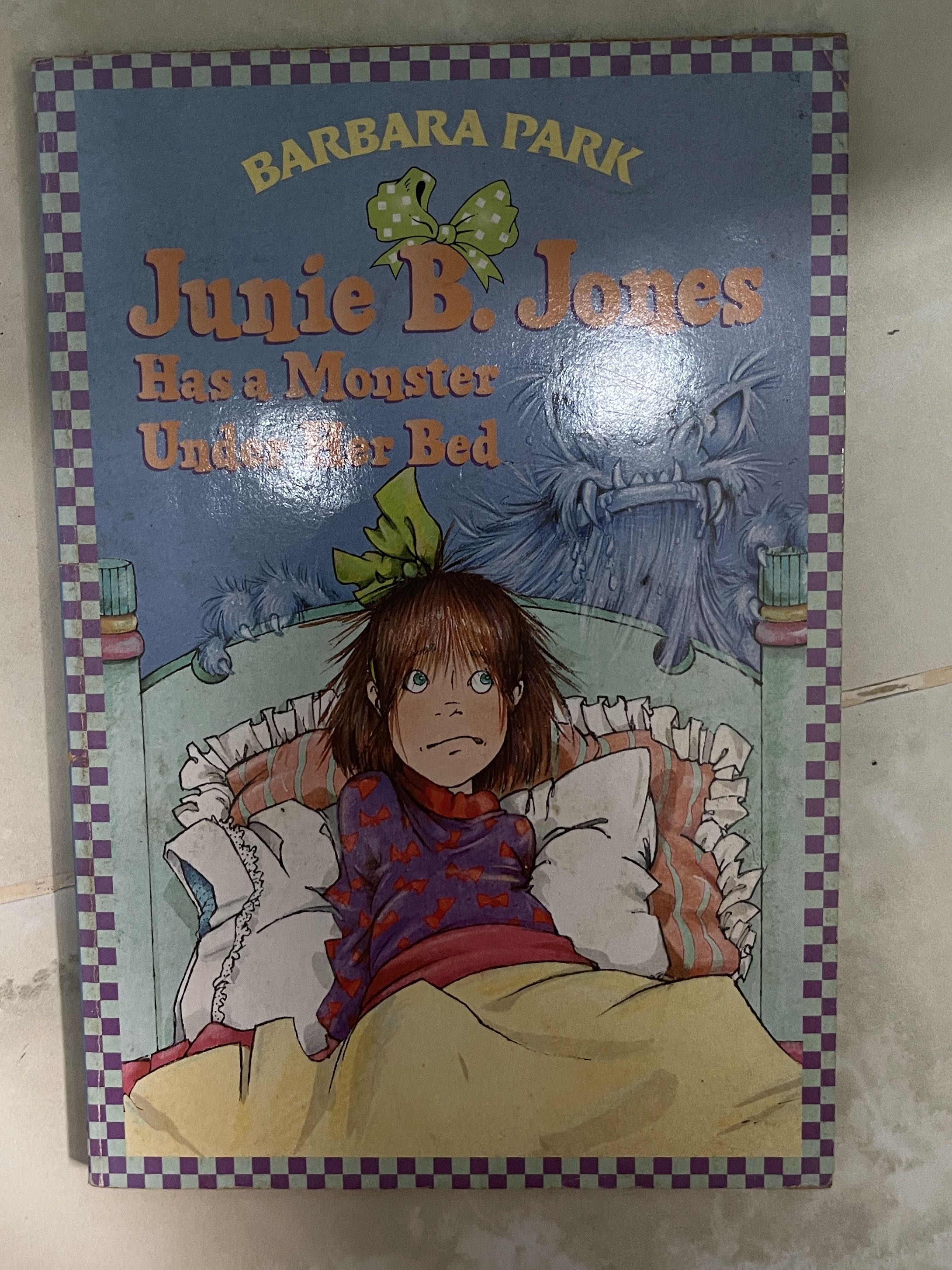 Junie B Jones Has a Monster under her bed, 興趣及遊戲, 書本 & 文具, 兒童書籍 - Carousell
