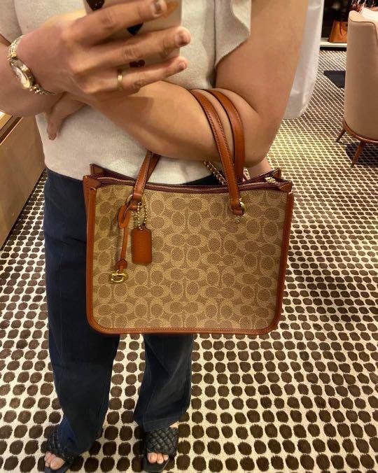 coach tyler carryall 28 in signature canvas, Women's Fashion, Bags ...