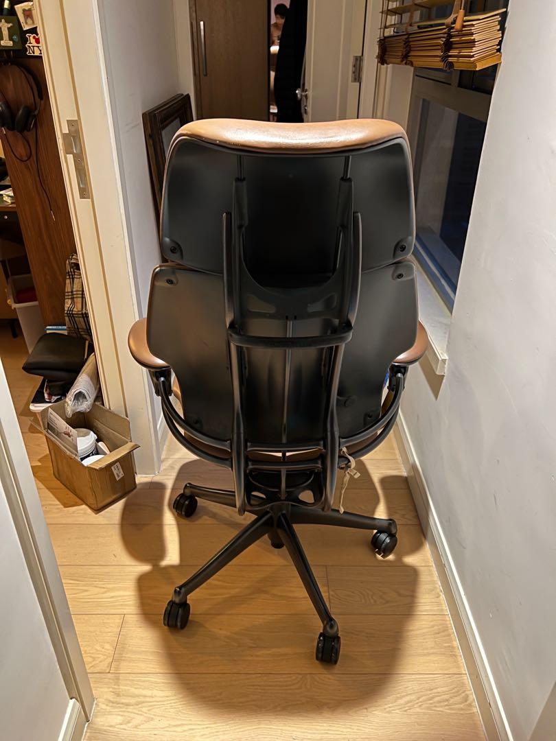 Humanscale Freedom Chair with headrest, 傢俬＆家居, 傢俬, 椅子 - Carousell