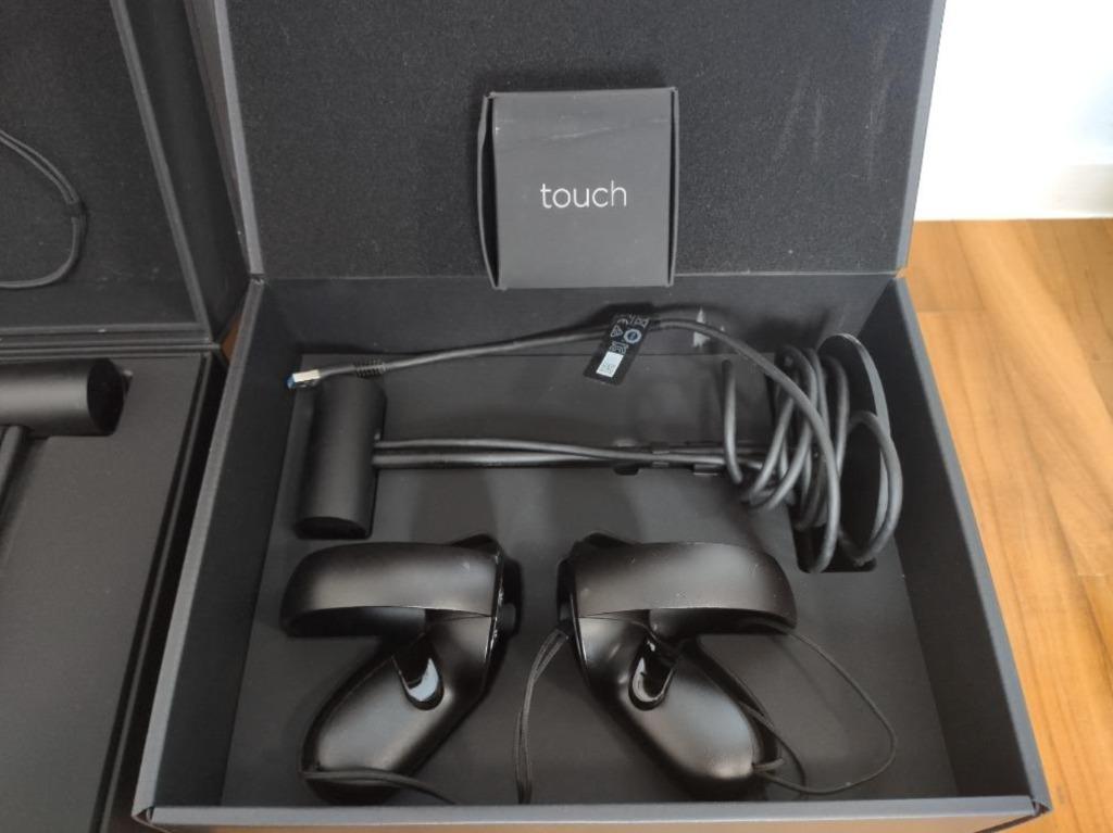 Oculus Rift CV1 with 3 Base Stations, Video Gaming, Gaming Accessories ...