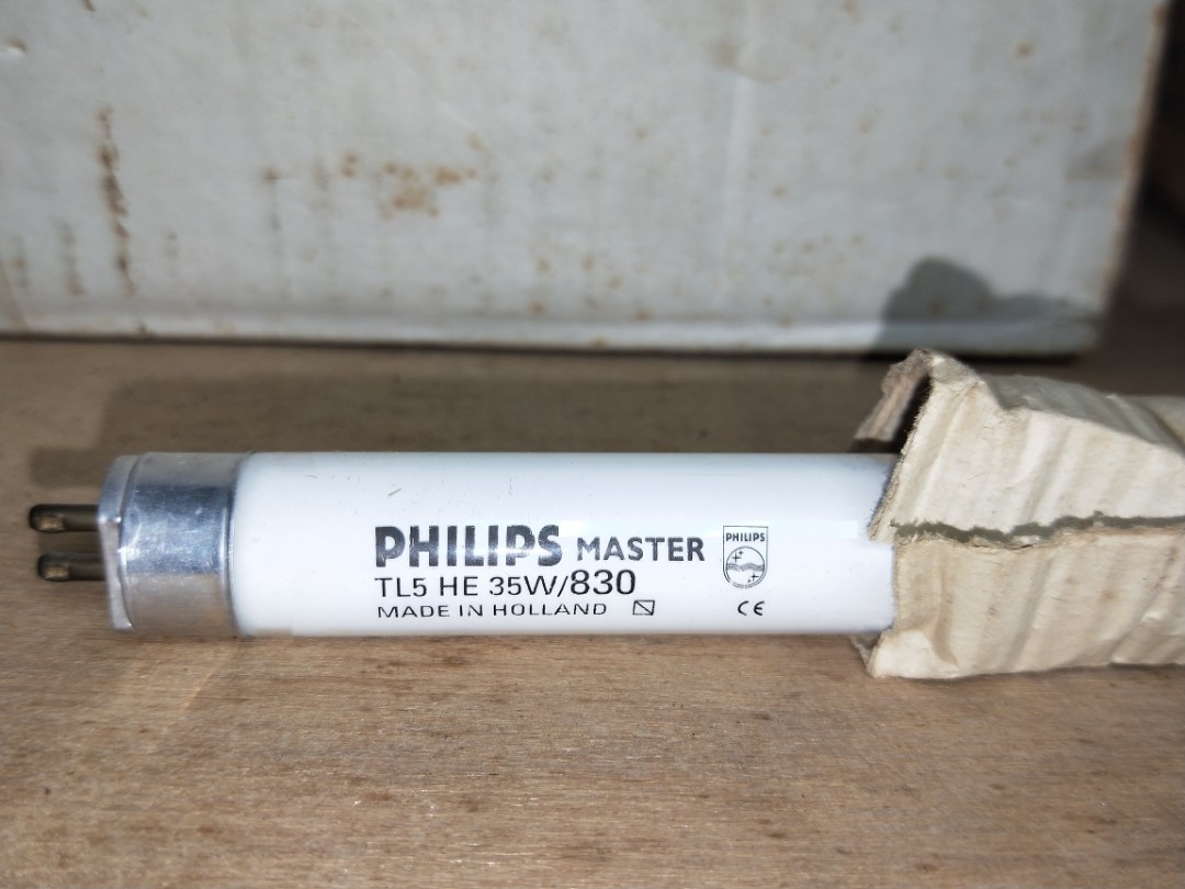 菲利浦Philips T5 35w 5尺 黃光燈管, 家具及居家用品, 燈飾及風扇, 燈飾在旋轉拍賣