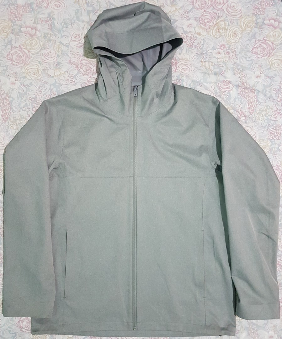 Uniqlo blocktech (rain jacket), Men's Fashion, Activewear on Carousell