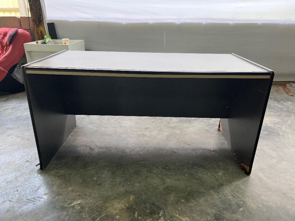 Wooden Office Desk Grey Colour / Meja Pejabat Kayu Warna Kelabu ...