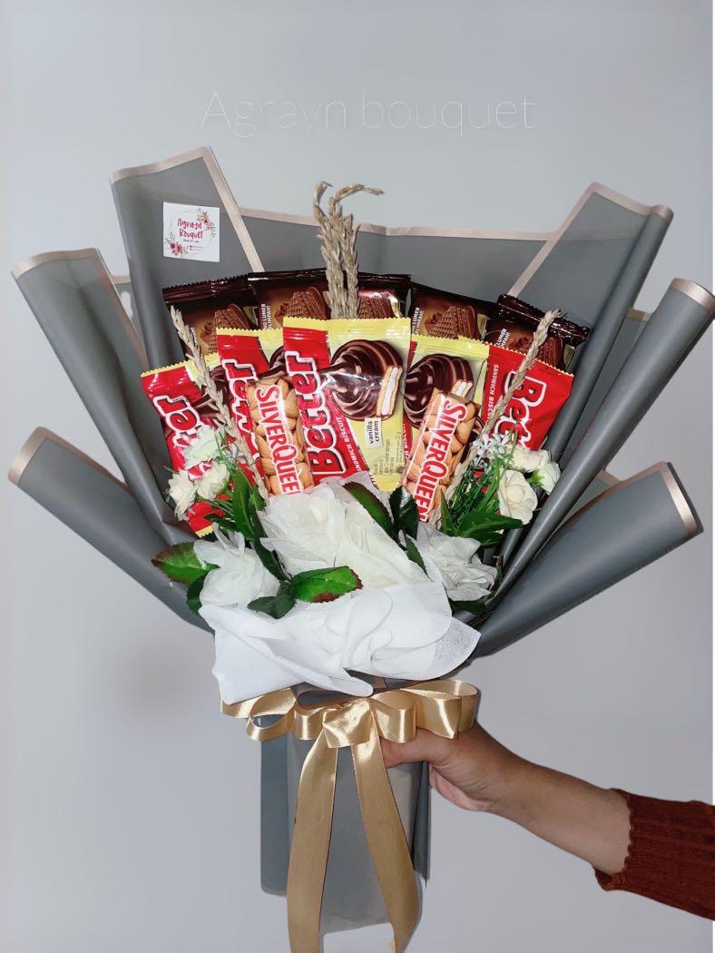 Buket snack dan bunga, Desain & Kerajinan Tangan, Karya Seni di Carousell