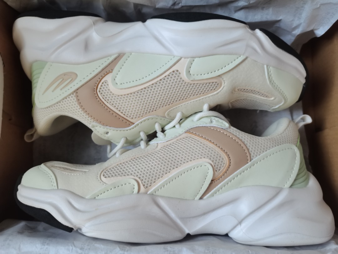 World Balance White Sneakers, Women's Fashion, Footwear, Sneakers on ...