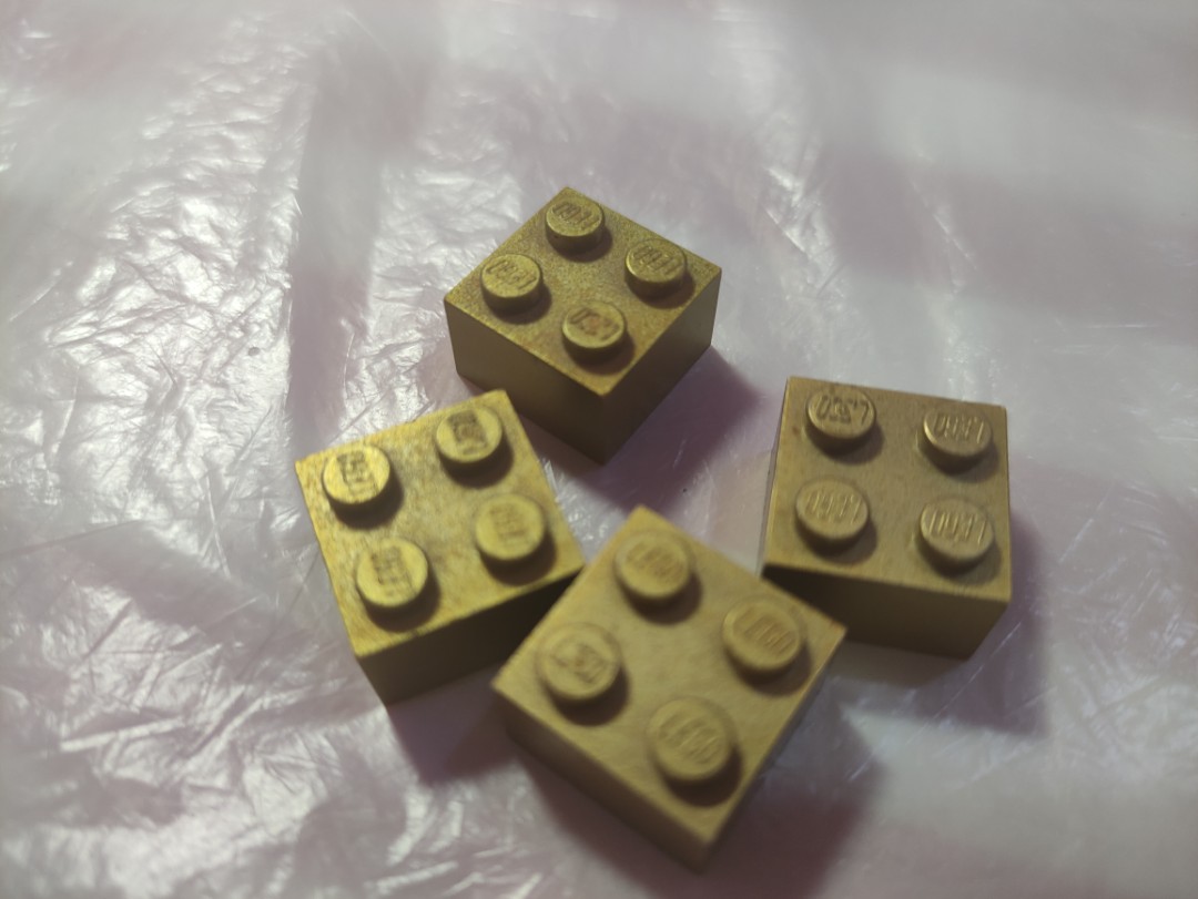 (85% new. 罕有) Lego METALLIC gold brick 2x2 四粒金屬效果光面金磚, 興趣及遊戲, 玩具 & 遊戲類 ...