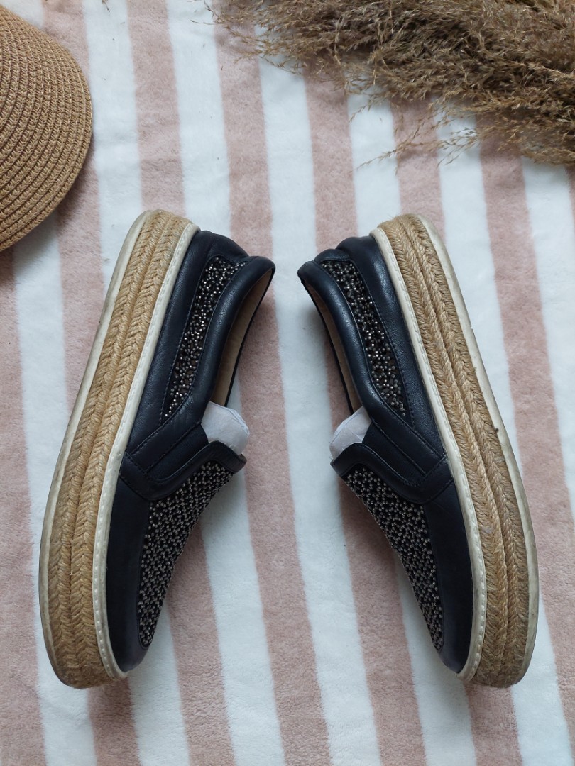 Close Shoes, Women's Fashion, Footwear, Sneakers on Carousell