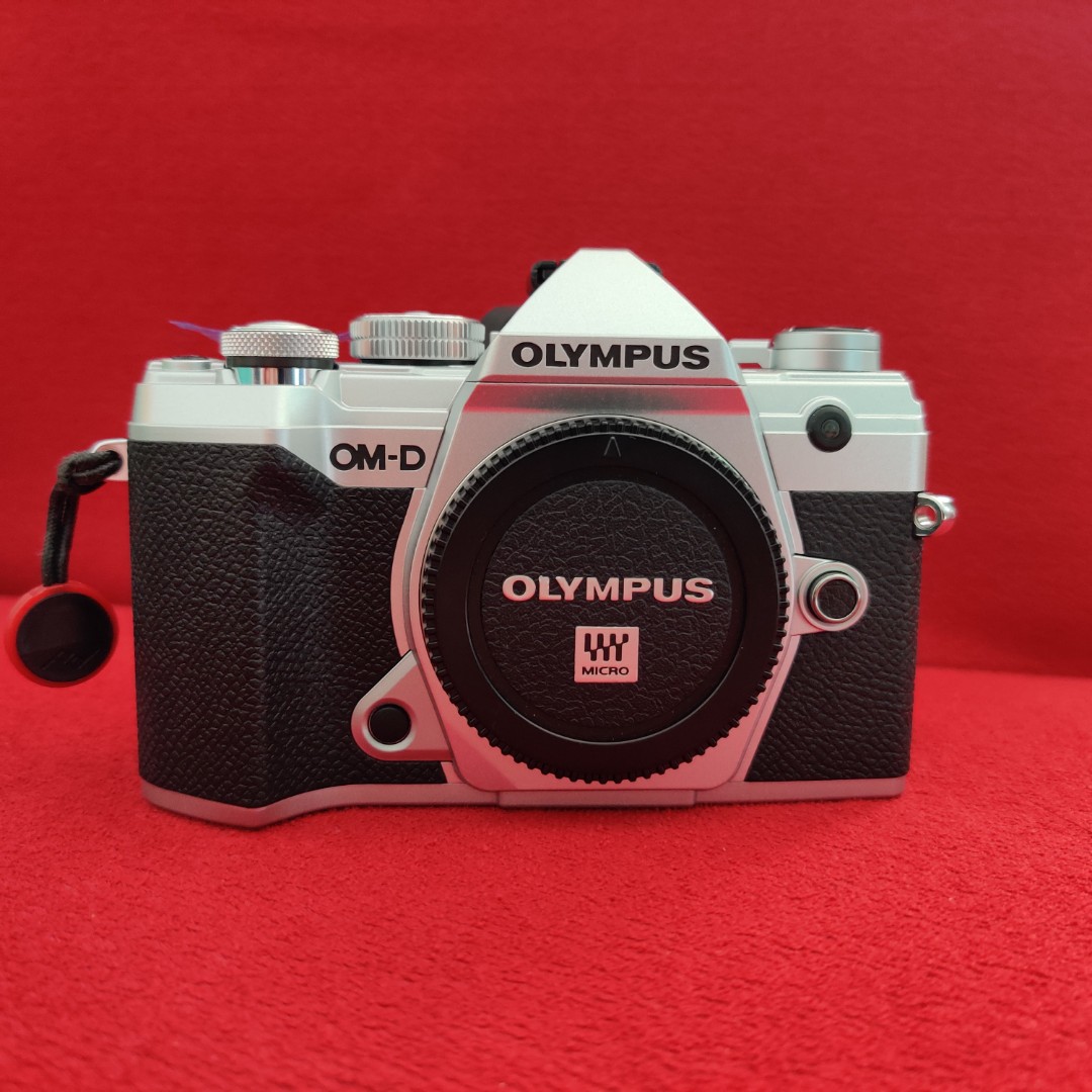 Pristine Olympus OMD EM5 mark iii in silver, Photography, Cameras on ...