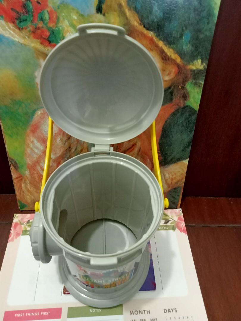 SESAME STREET BIN (SESAME STREET WORKSHOP 2003), Hobbies & Toys ...