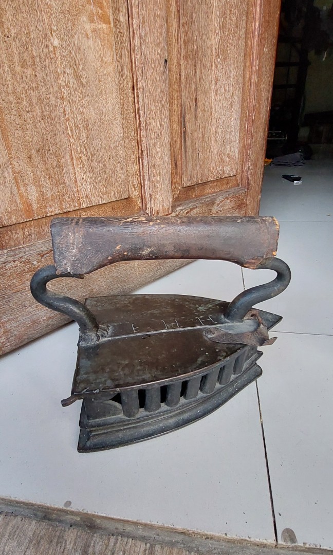 Setrika antik jadul kuno kapal selam, Antik, Pajangan di Carousell