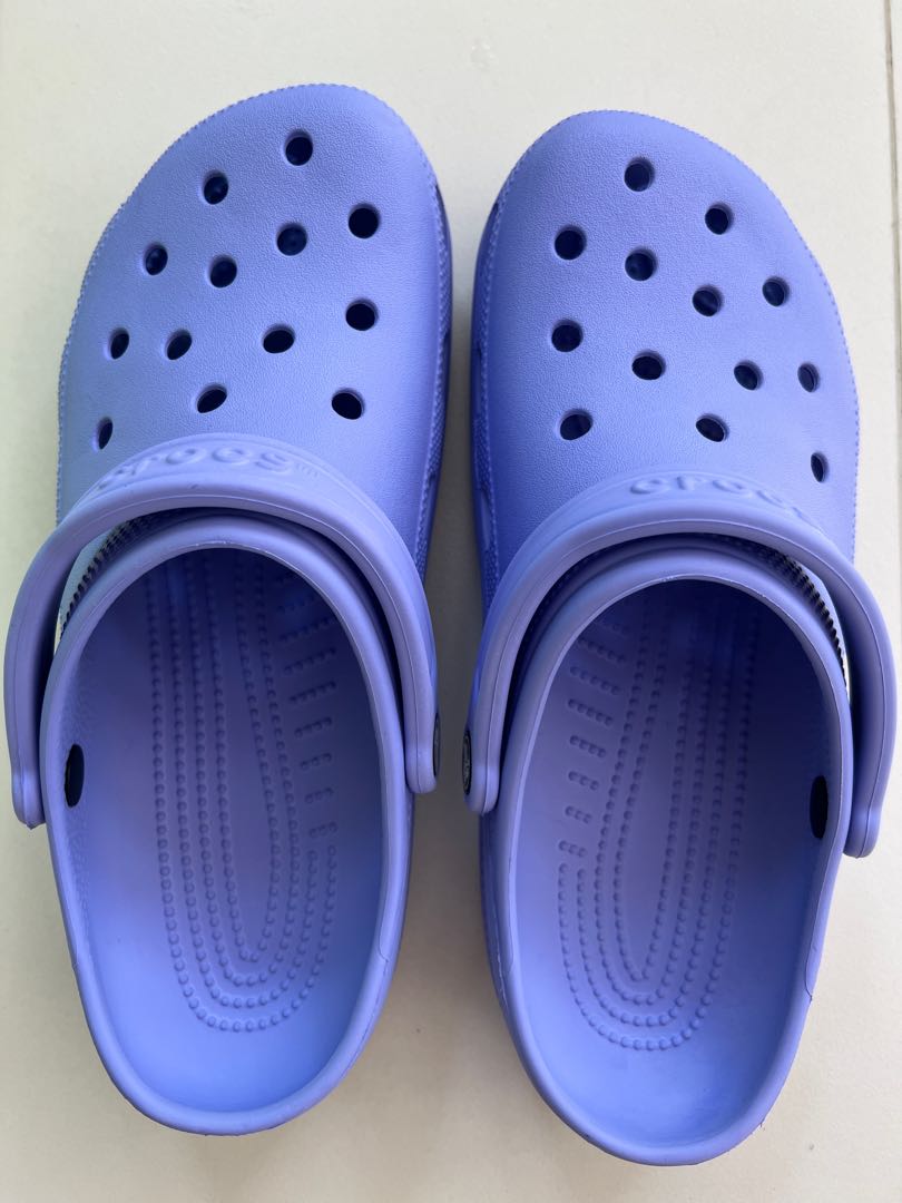 Crocs Size 9, Women's Fashion, Footwear, Flipflops and Slides on Carousell