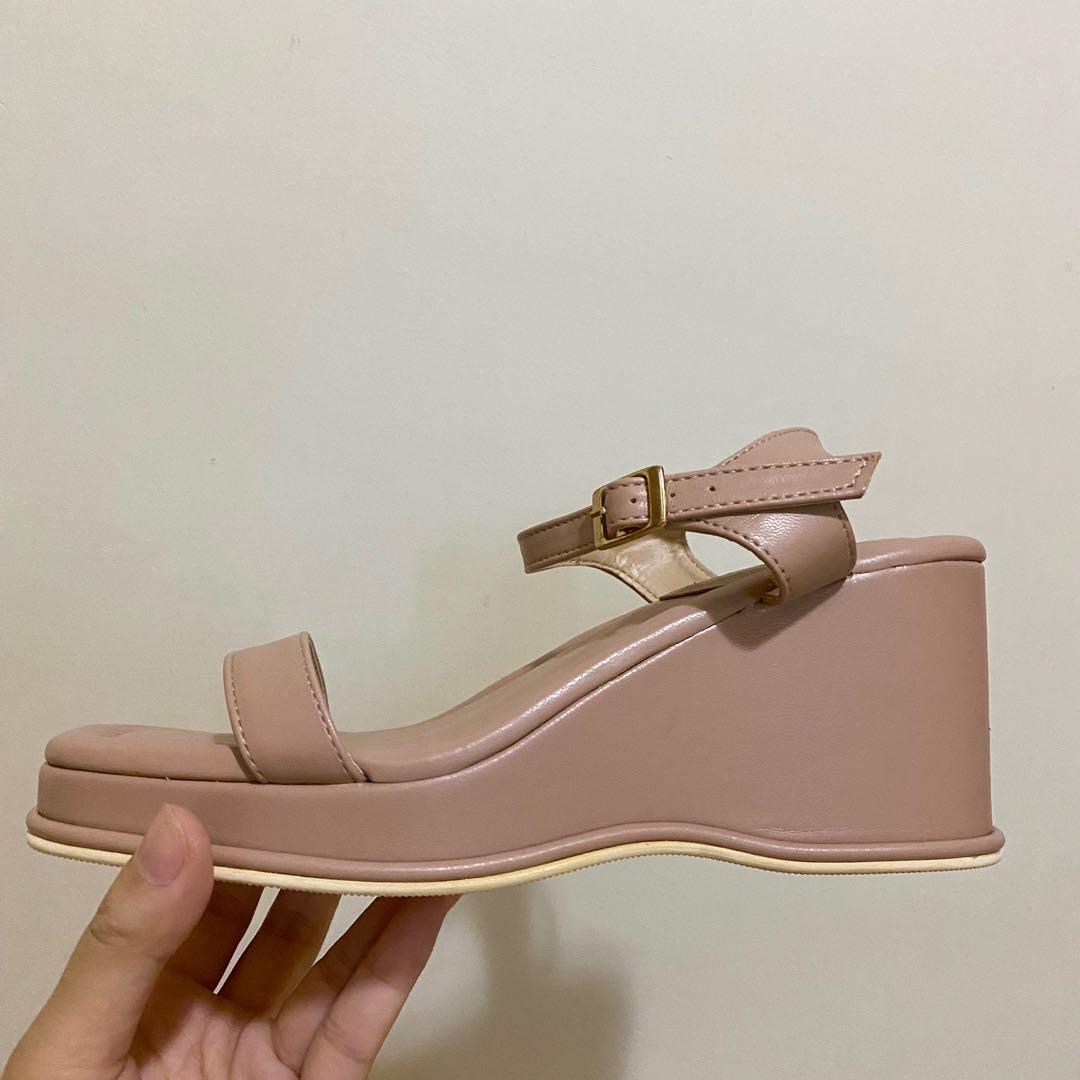 Hue Manila wedge sandals, Women's Fashion, Footwear, Wedges on Carousell