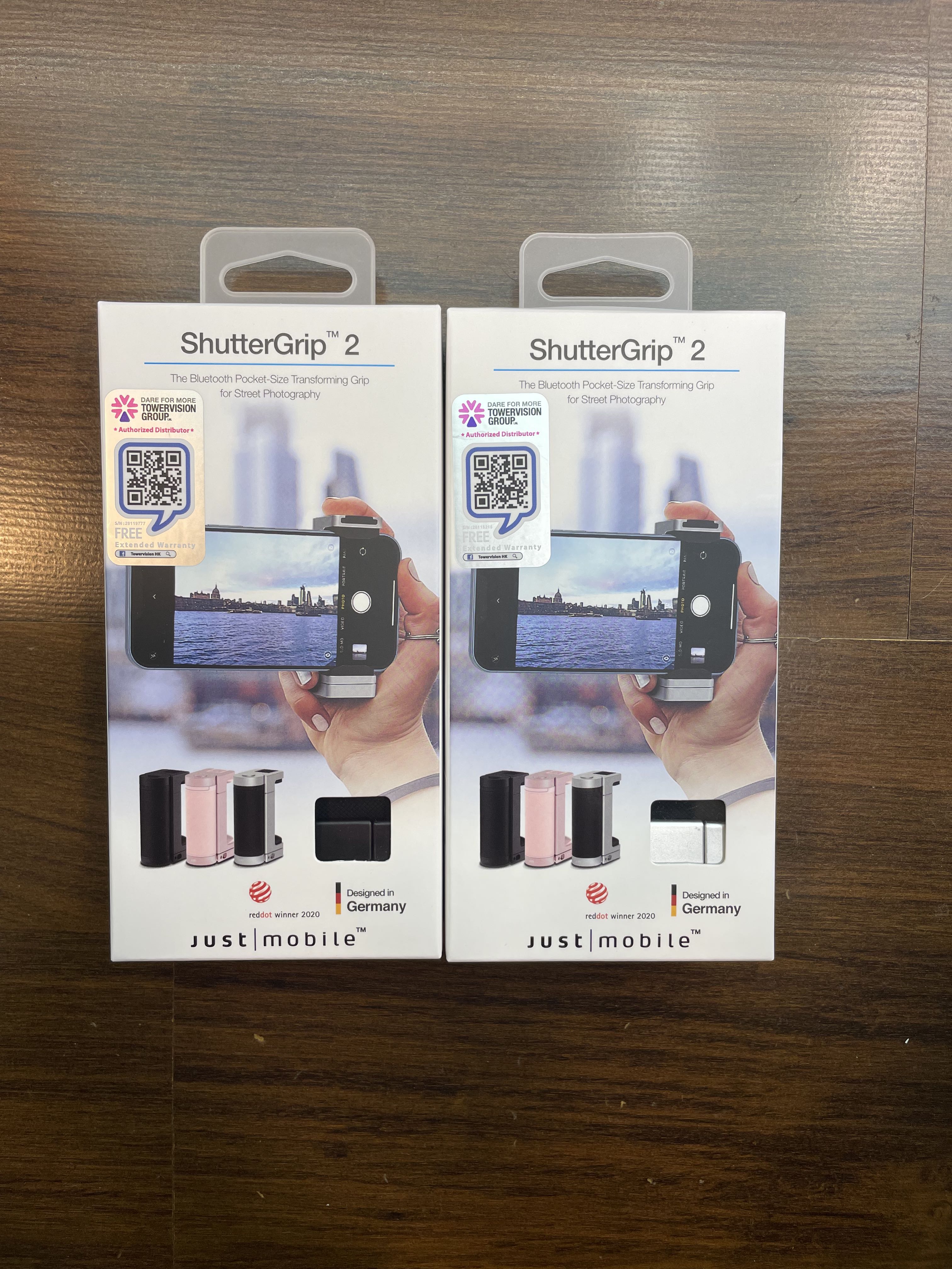 門市全新現貨‼️Just mobile ShutterGrip™ 2 掌握街拍 2翻轉藍牙握把(2色：銀黑，黑）, 手提電話, 電話及其他裝置配件, 固定器及支架 - Carousell