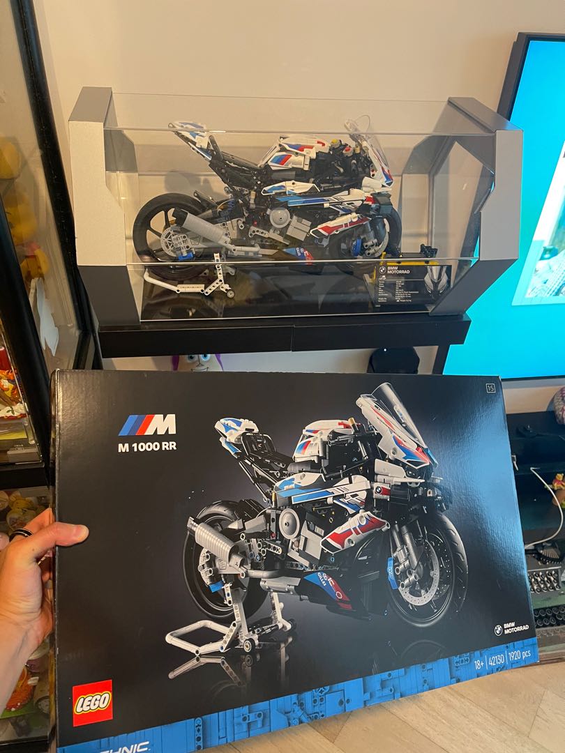 LEGO 42130 (已砌好連盒同說明書) + 型格專用展示箱, 興趣及遊戲, 玩具 & 遊戲類 - Carousell
