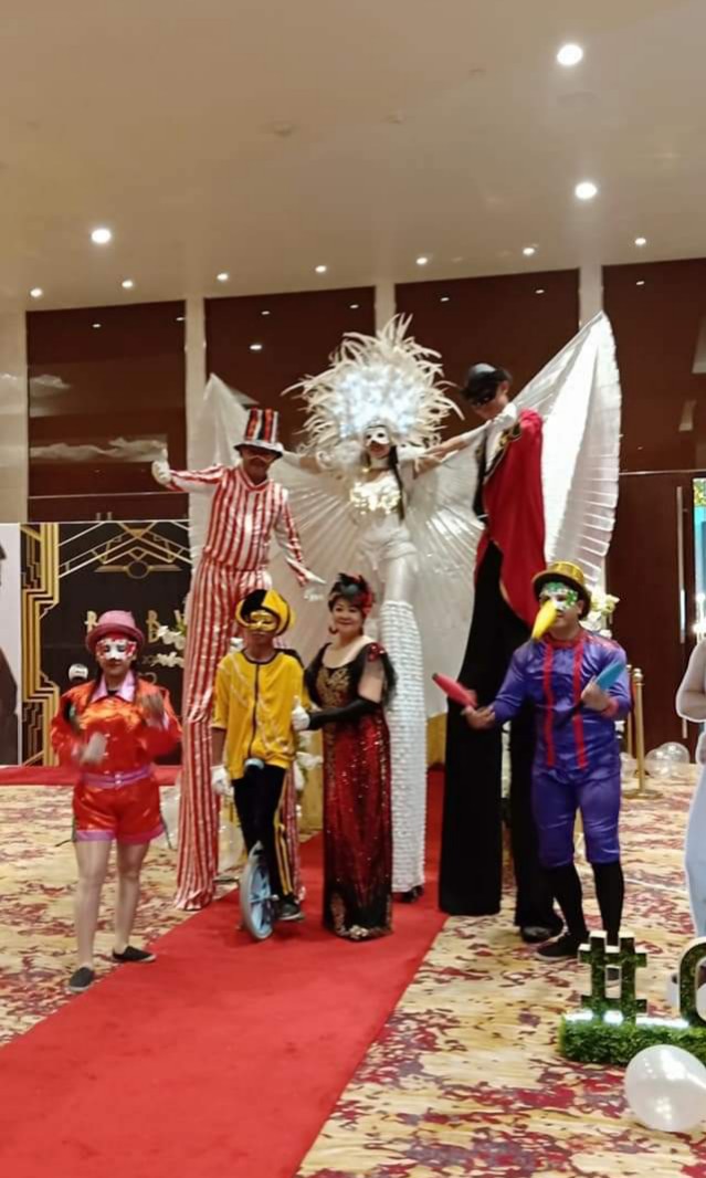 stilts walker, jugglers and unicyclist for Christmas parties and events ...