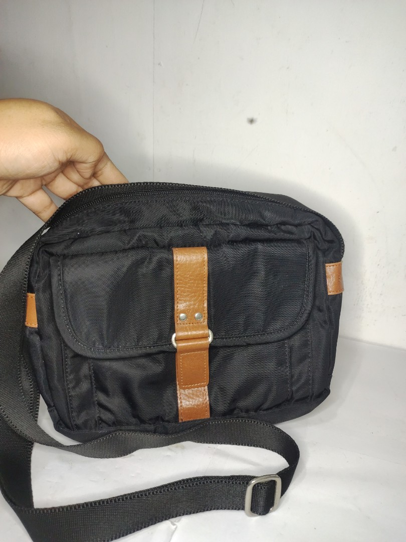 Basic Elle sling, Men's Fashion, Bags, Sling Bags on Carousell