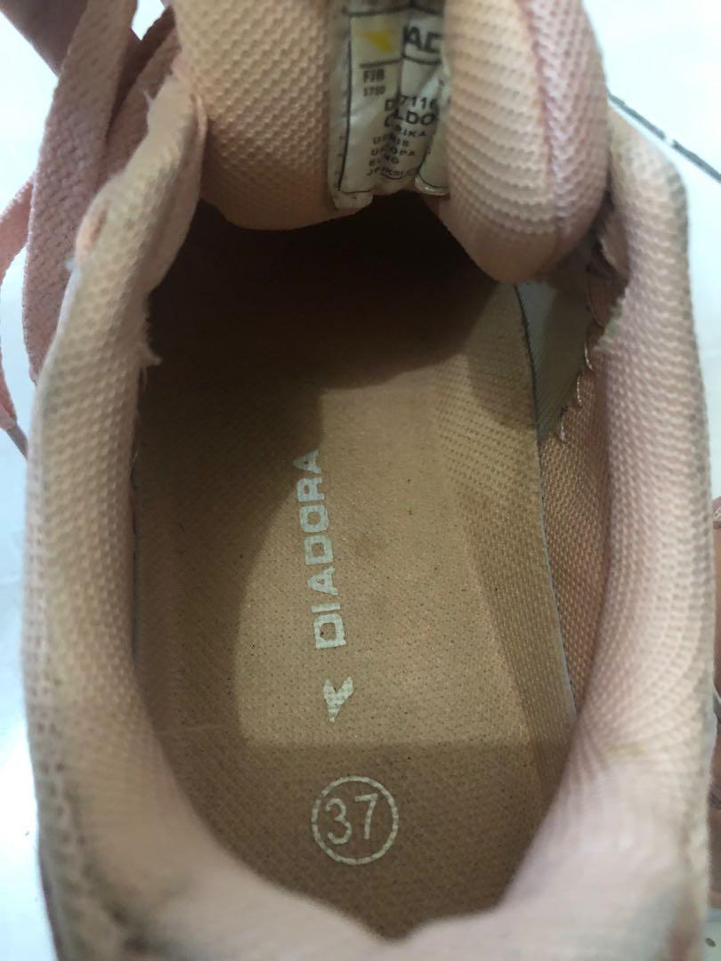 Sepatu DIODORA sneaker, Fesyen Wanita, Sepatu di Carousell