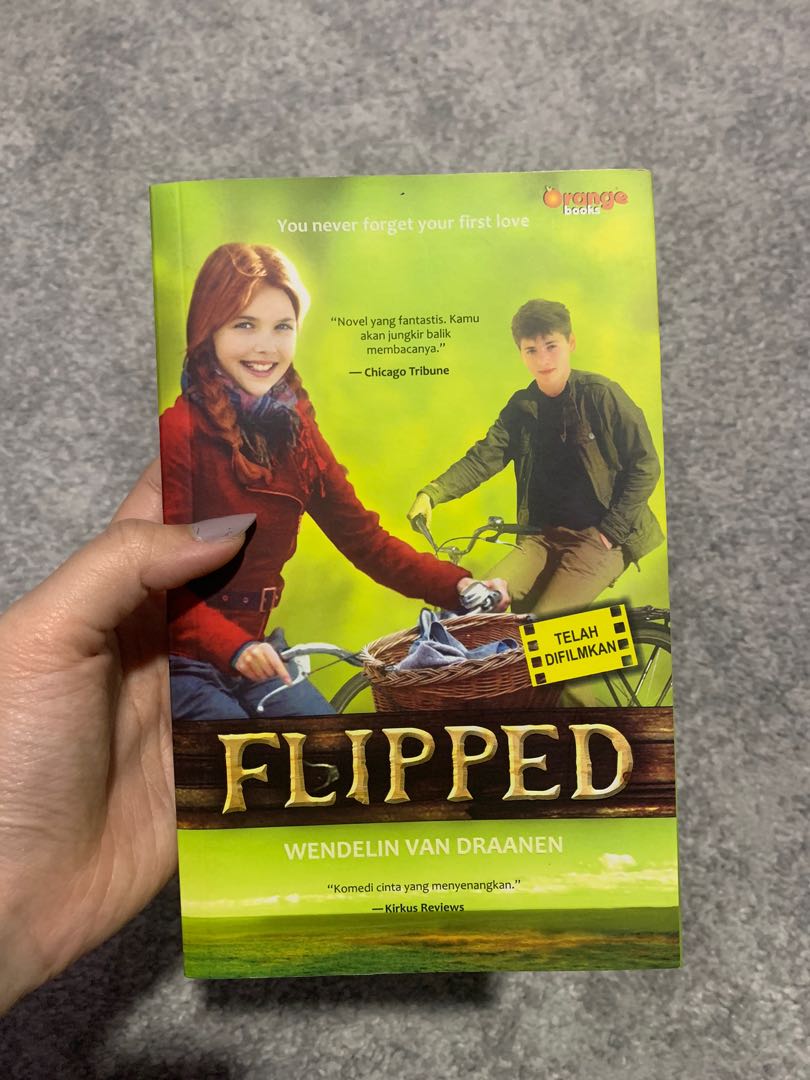 Novel Flipped, Buku & Alat Tulis, Buku di Carousell