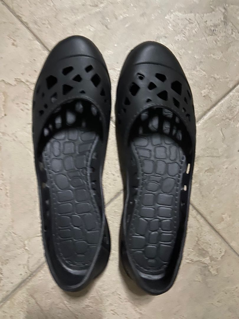 Crocs alike, Women's Fashion, Footwear, Flats on Carousell