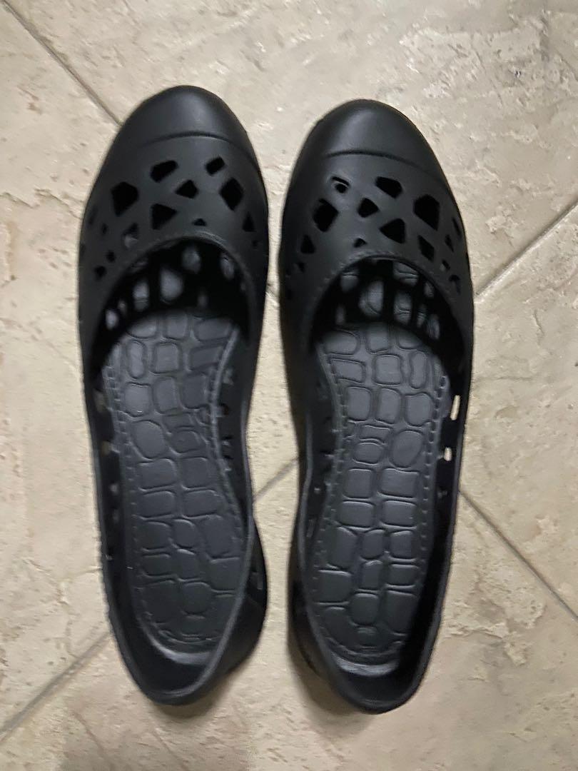 Crocs alike, Women's Fashion, Footwear, Flats on Carousell