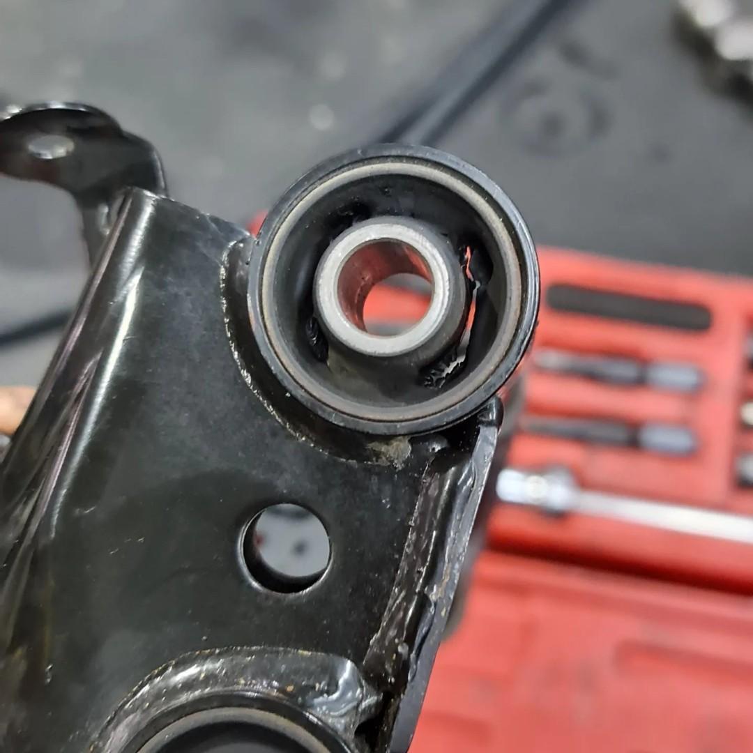 Engine mounting and bushing replacement for XMAX, Motorcycles ...