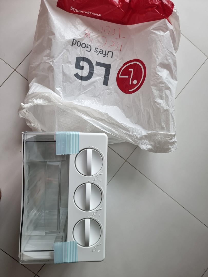 LG ICE TRAY BNIB, Food & Drinks, Other Food & Drinks on Carousell