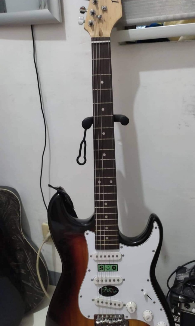 DAVIS Electric Guitar Stratocaster (Rush), Hobbies & Toys, Music ...