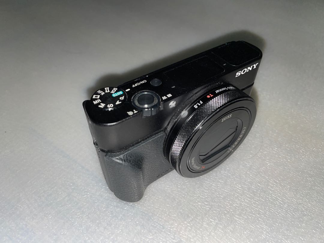 RX100 mk4 + battery pack, Photography, Cameras on Carousell
