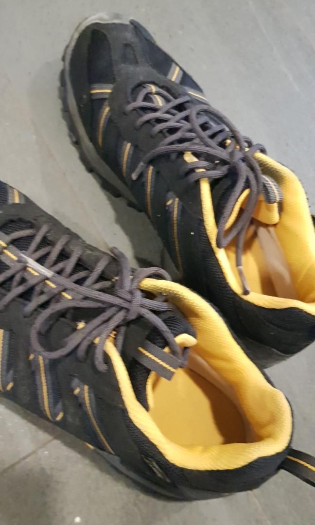 Tracking Shoes, Men's Fashion, Footwear, Sneakers on Carousell