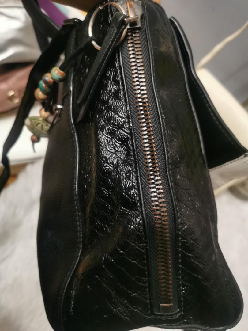 Original Dilaks cross body bag, Luxury, Bags & Wallets on Carousell