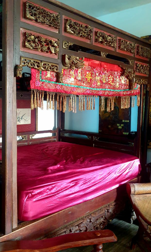 Chinese antique huge peranakan bed with embossed carvings, Hobbies ...